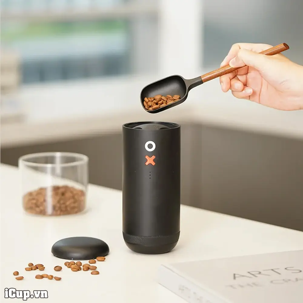 Đổ hạt cà phê vào và bấm nút máy xay Nuttii OX mà không cần phải tháo rời các bộ phận - iCup